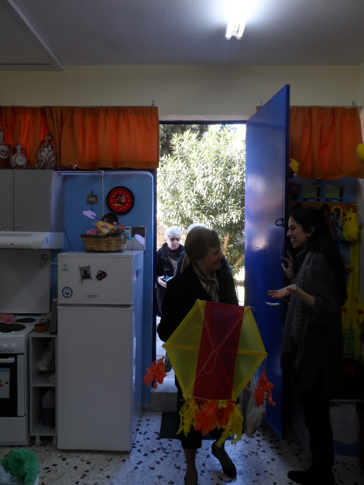 14o Νηπιαγωγείο Νίκαιας: ΠΑΡΑΔΟΣΙΑΚΑ ΑΠΟΚΡΙΑΤΙΚΑ ΠΑΙΧΝΙΔΙΑ ΠΑΡΕΑ ΜΕ ΤΑ ΚΑΠΗ