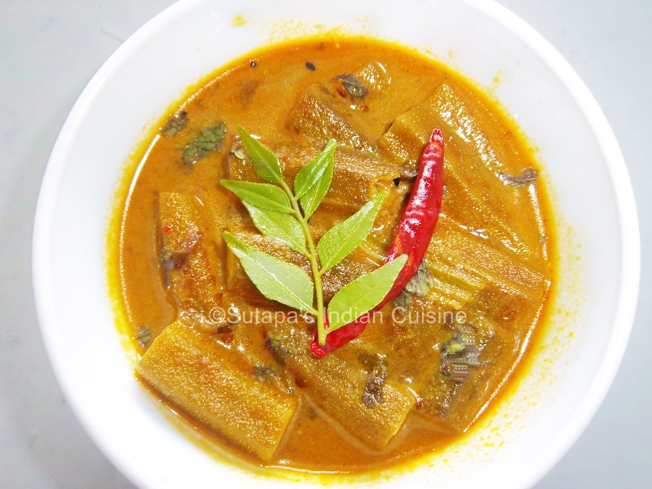 VENDAIKKAI MANGA THENGGAI PAAL KULAMBU /OKRA MANGO IN COCONUT MILK CURRY