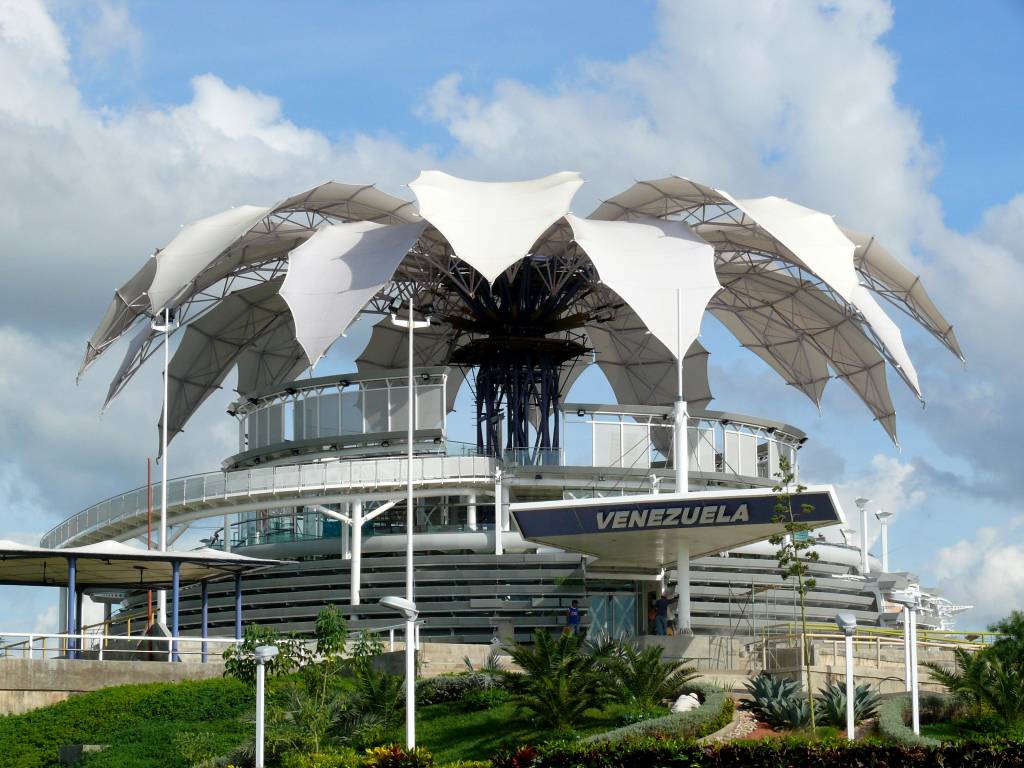 By @ZonArquitectur: Fruto Vivas #Arquitecto #Biografía