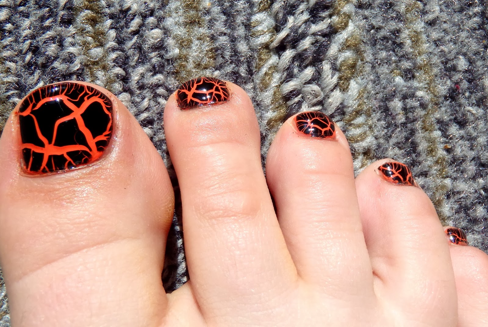 Quixii's Nails: 10/06/13 - Halloween Crackle Toes