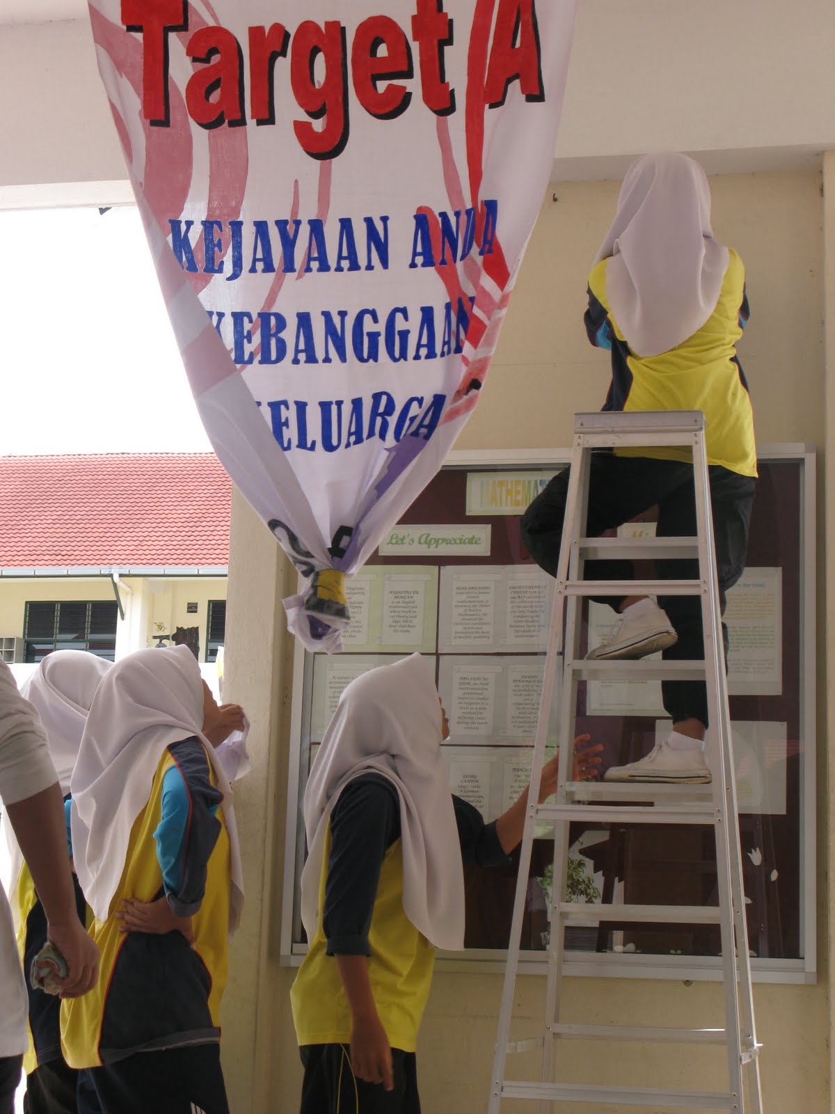 Seni Reka Tanda SMKSI: Pemasangan papan tanda
