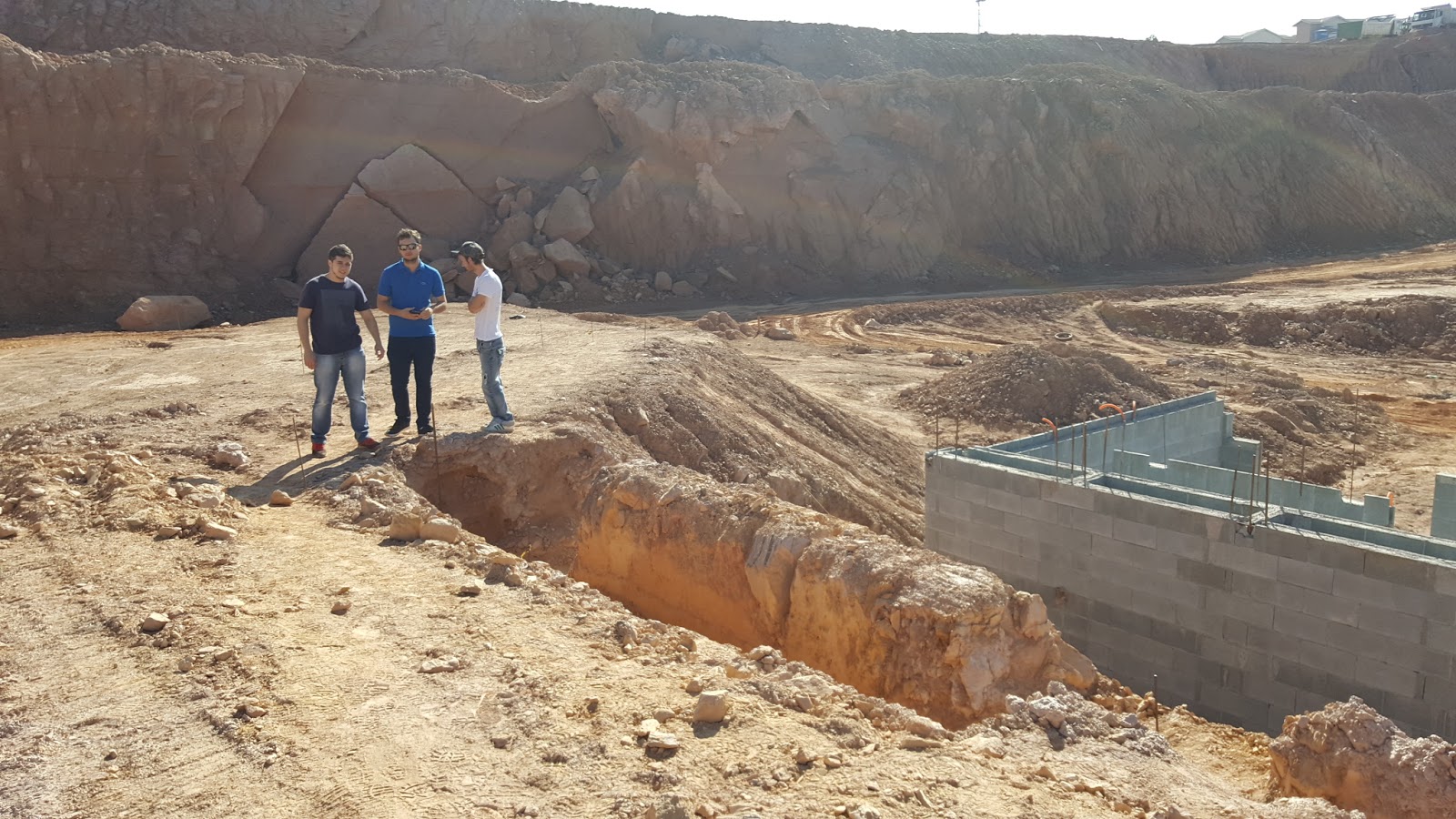 Fundações Rasas: Primeiras Etapas de Execução: Abertura de Vala e ...