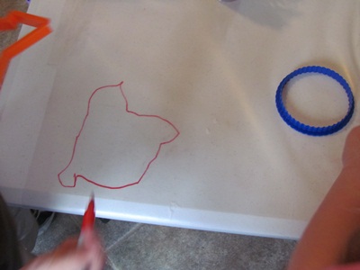Nouveau Schools: Sticky paper shape tracing in preschool