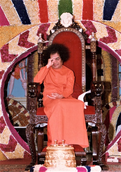 Sathya Sai with Students: When Sri Sathya Sai Installed the Idols of ...