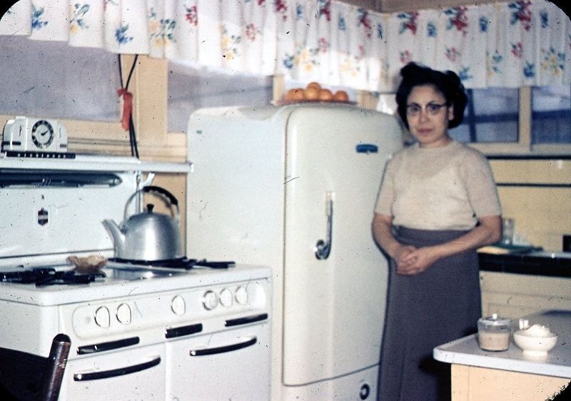45 Vintage Photos That Capture People in Their Kitchens From the 1950s ...