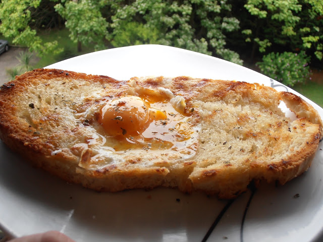 Una terapia muy dulce: Bruschetta con huevo (Tostada italiana)