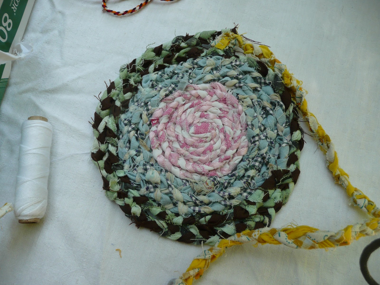 Maria Lale: Работилничка за парцалени килимчета-06.10.2012 г. (първа част)