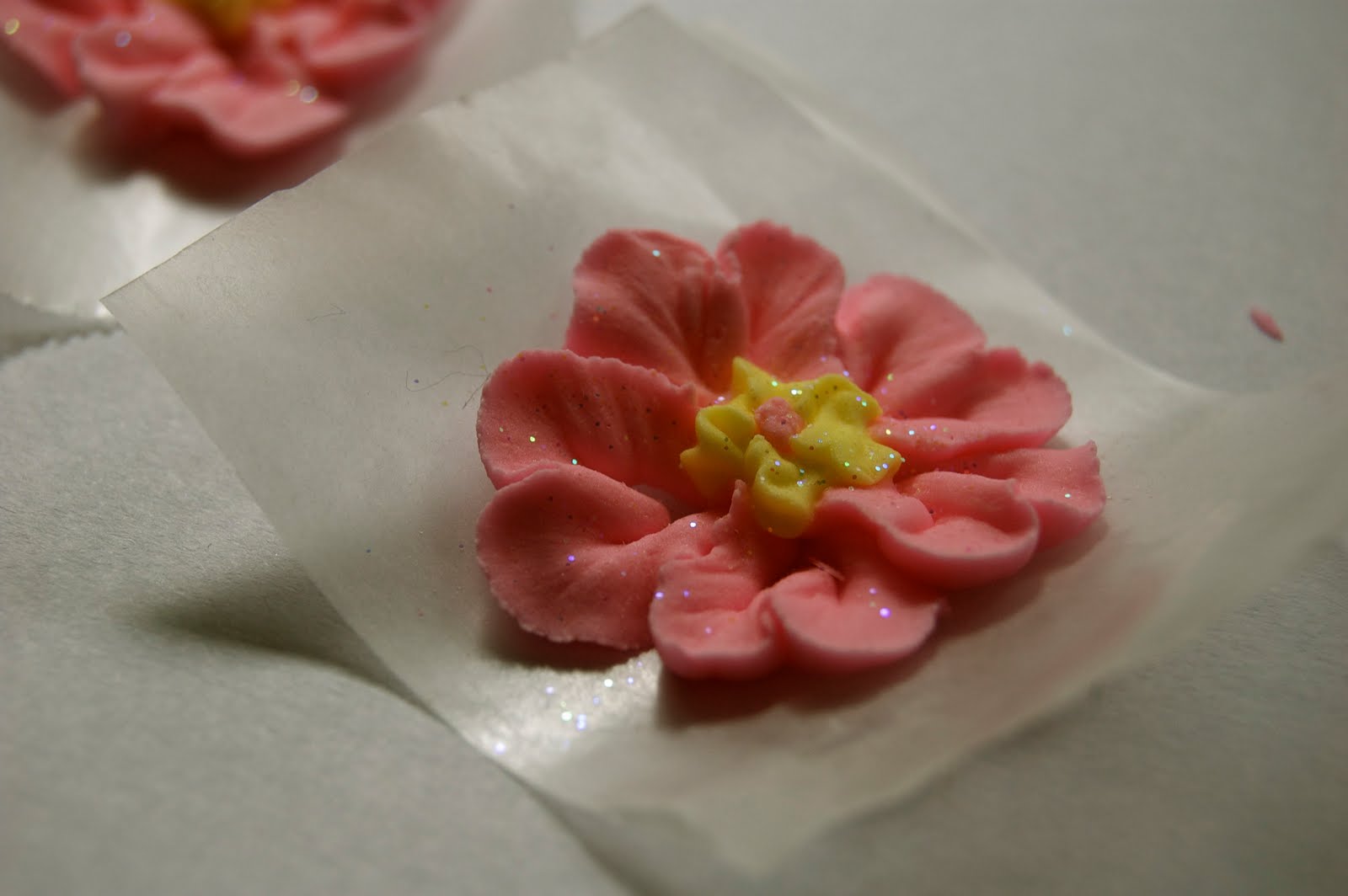 Bitsy Bakerette: Royal Icing Flowers!