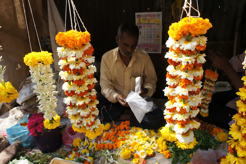 The Beauty and Tradition of Poo Maalai in Tamilnadu: Crafting Stunning ...
