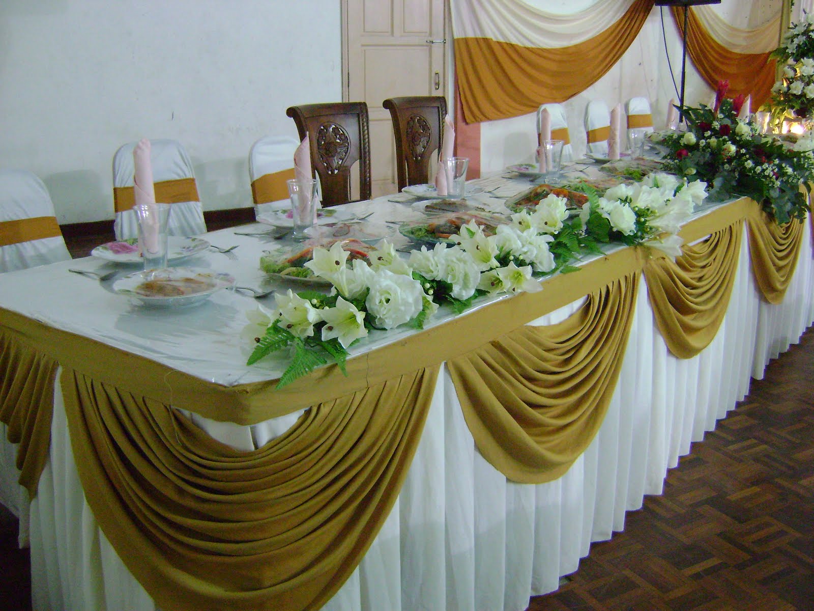 PERKHIDMATAN KATERING (CATERING SERVICES): Meja Makan Beradab