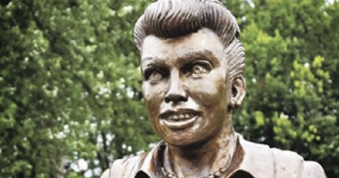 OutRiderr: Lucille Ball Statue - Scary Lucy