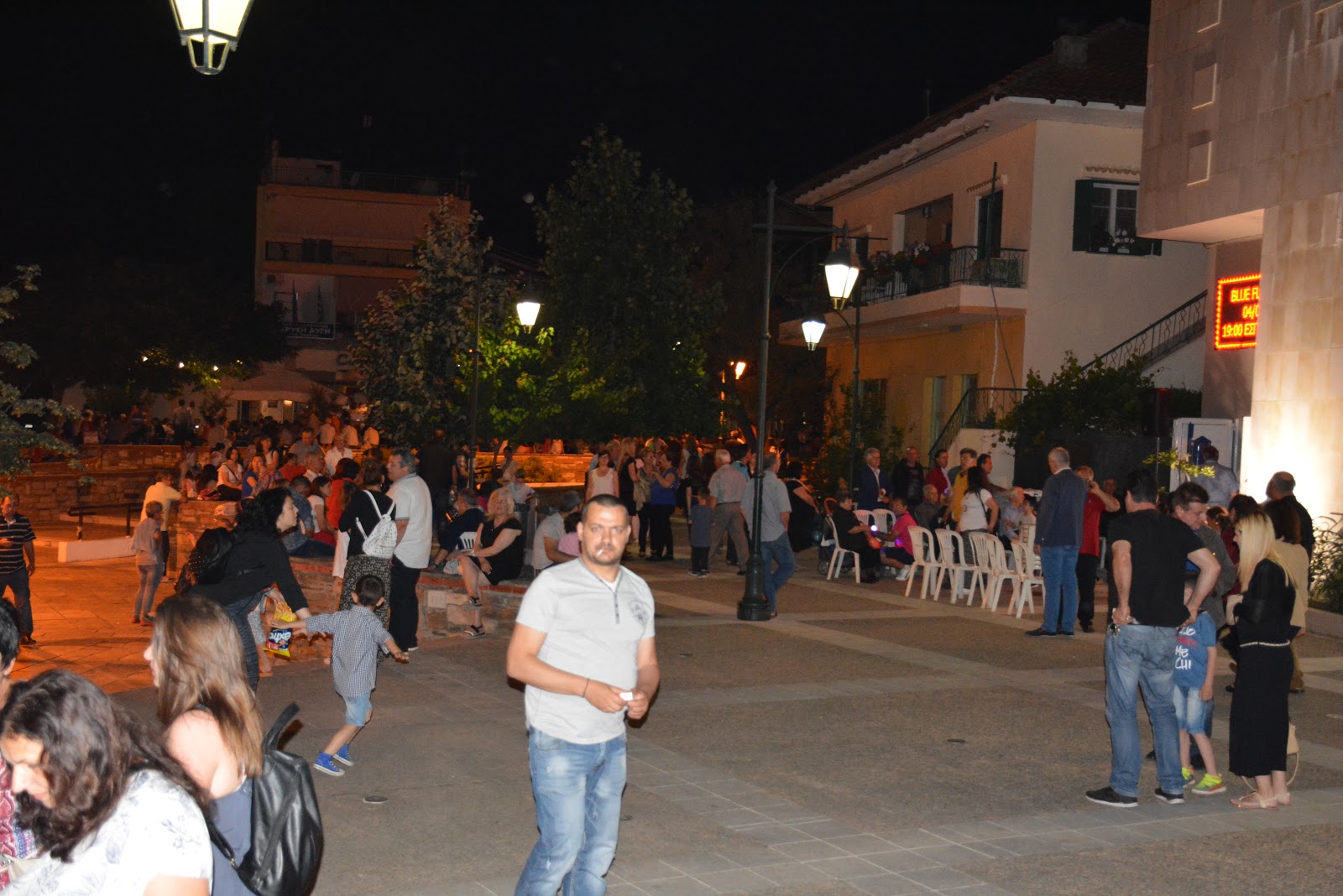 ΠΟΛΥΚΑΣΤΡΟ: Η ΚΕΝΤΡΙΚΗ ΠΛΑΤΕΙΑ ΤΟ ΒΡΑΔΥ ΤΗΣ ΠΑΡΑΜΟΝΗΣ ΤΟΥ ΑΓΙΟΥ ...