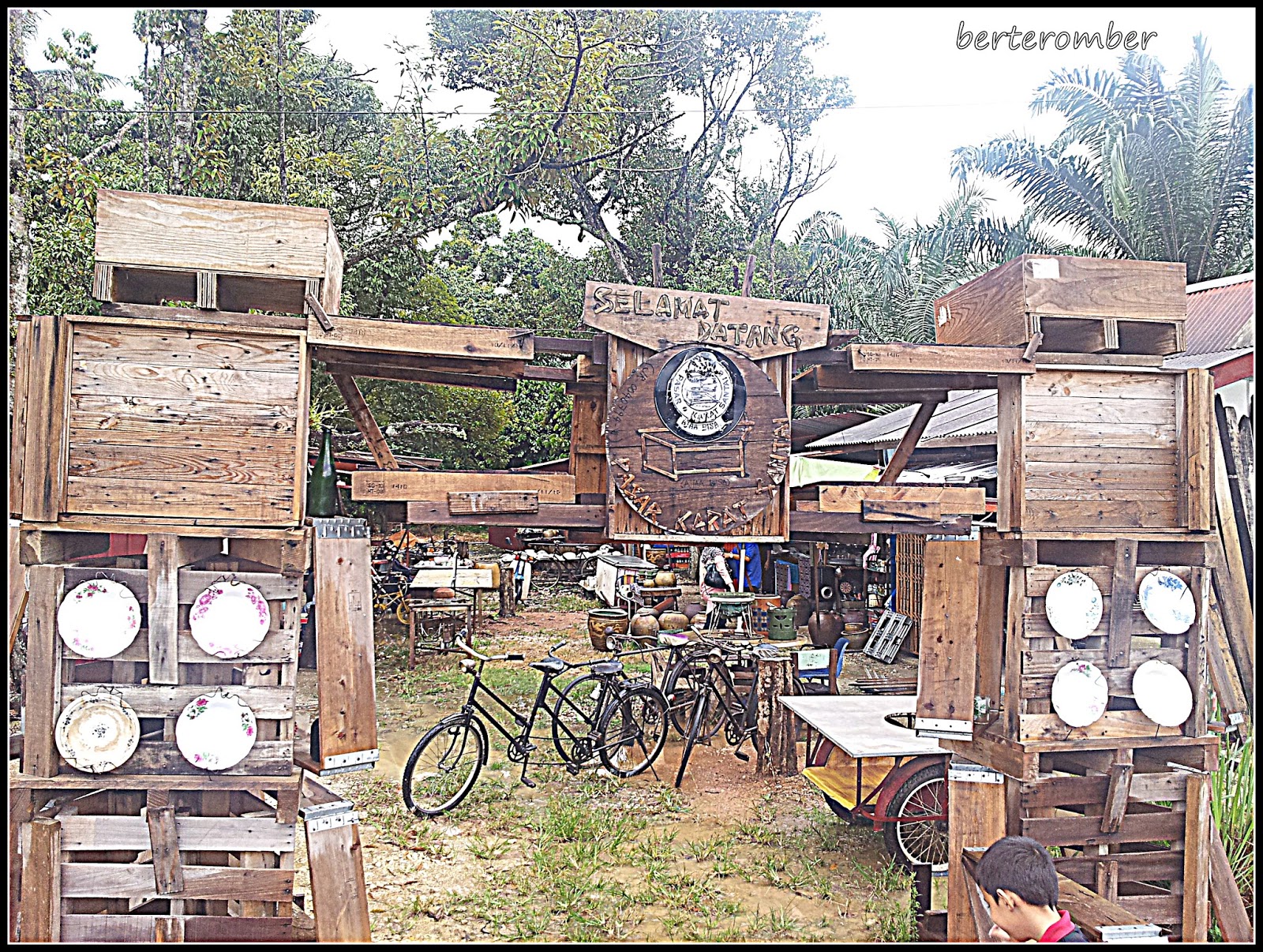 BERTEROMBER: Pasar Karat Santai, Kesang, Muar