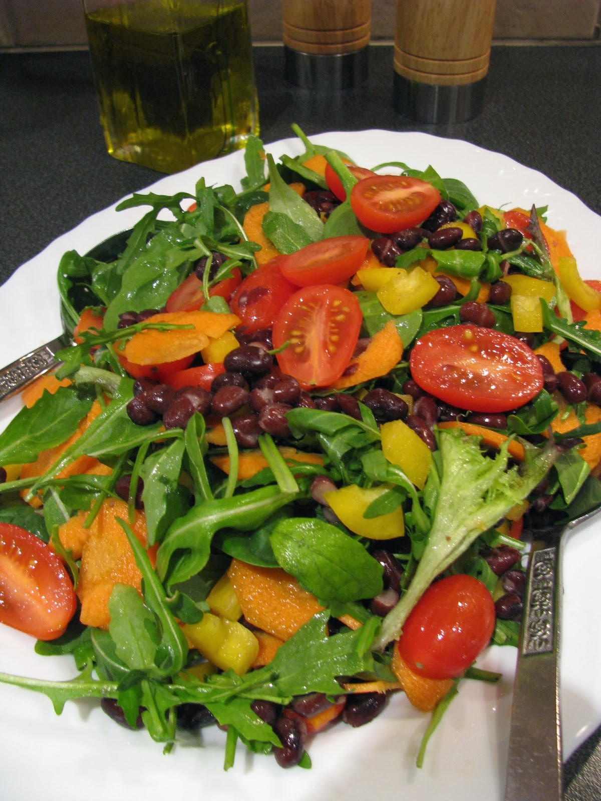 Min Lilla Kokvrå: Sallad med svarta bönor och morot