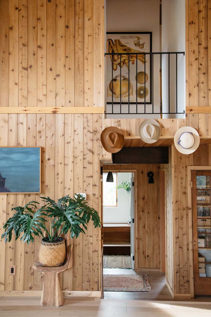 Keltainen talo rannalla: Puu pääosassa