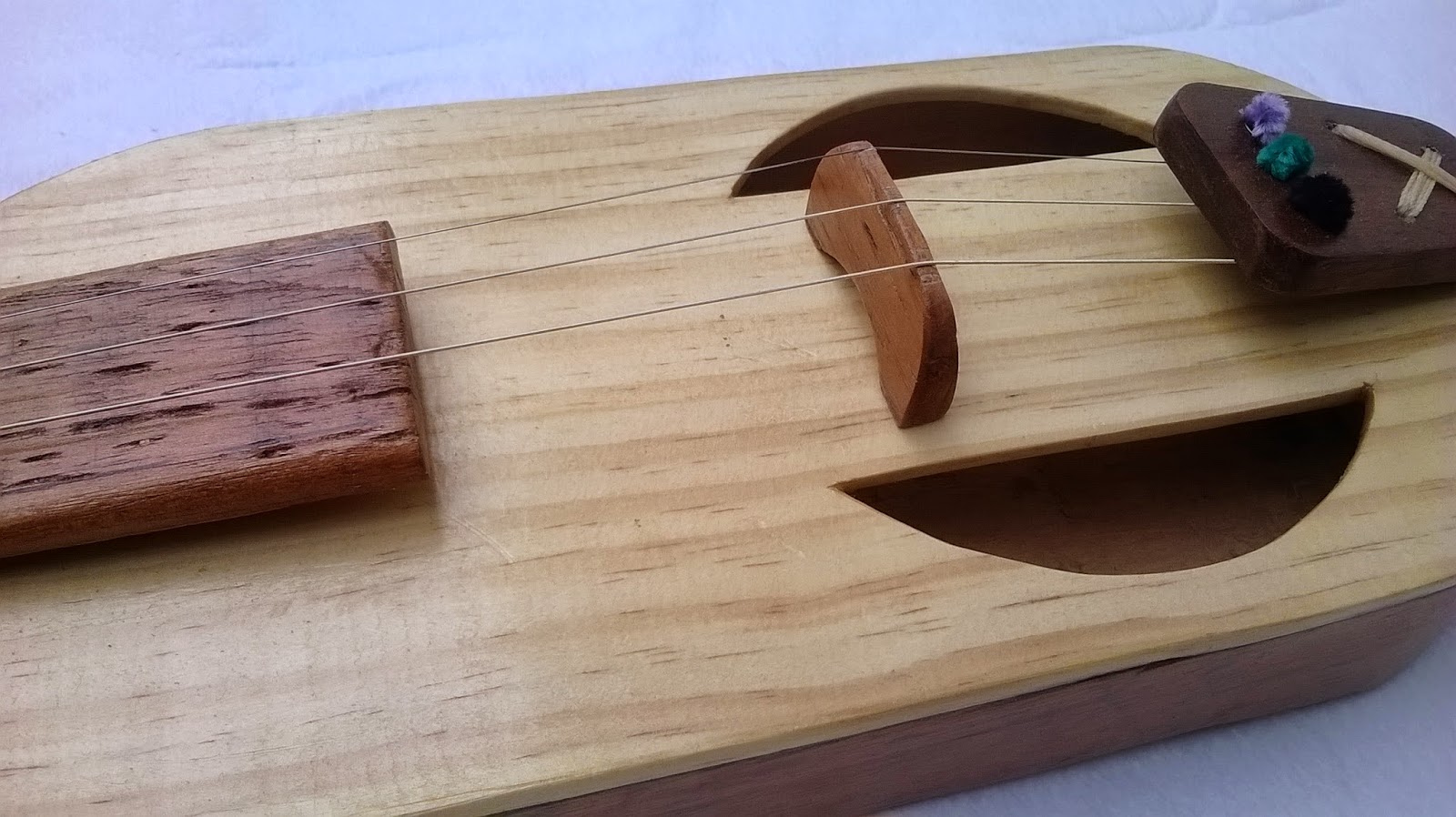 Barro e Cordas: Rabeca modelo Medieval