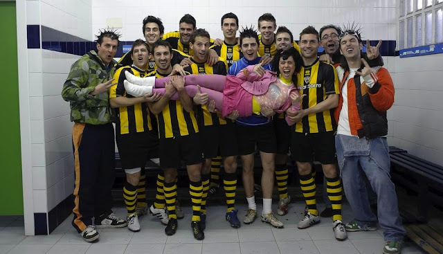 El Jonan y el Txori visitan el vestuario del Barakaldo