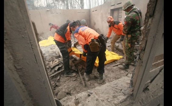 Kumpulan Foto Eksklusif Evakuasi Korban Letusan Gunung Merapi 5 ...