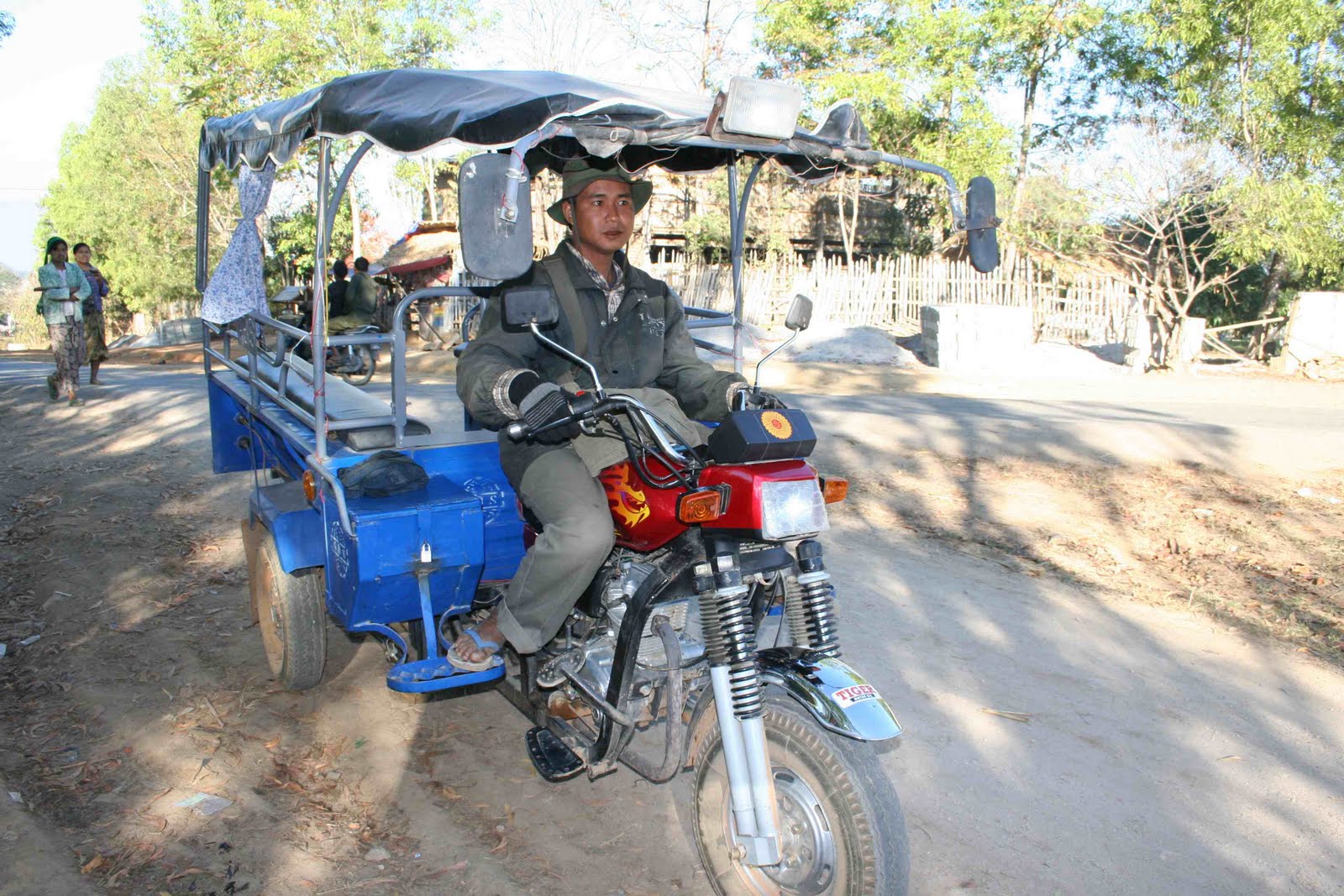 LES BAGUETTES EN L'AIR: Voir l'Asie en touk-touk