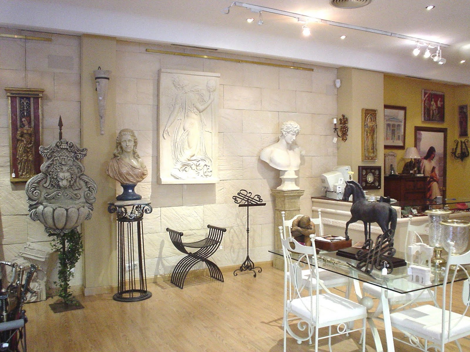 Decorar con Arte: Arte y decoración con esculturas y relieves clásicos