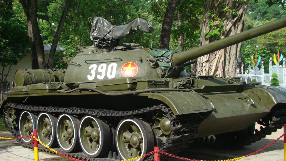 Fotoget: Tanks knocked up the gates of Independence Palace