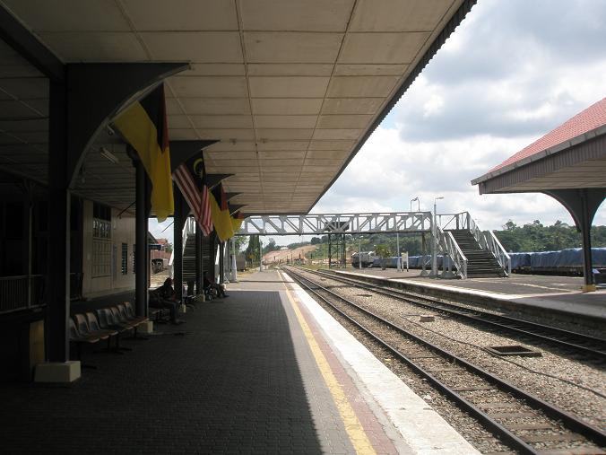 BERPETUALANG KE ACEH: Train station of Gemas