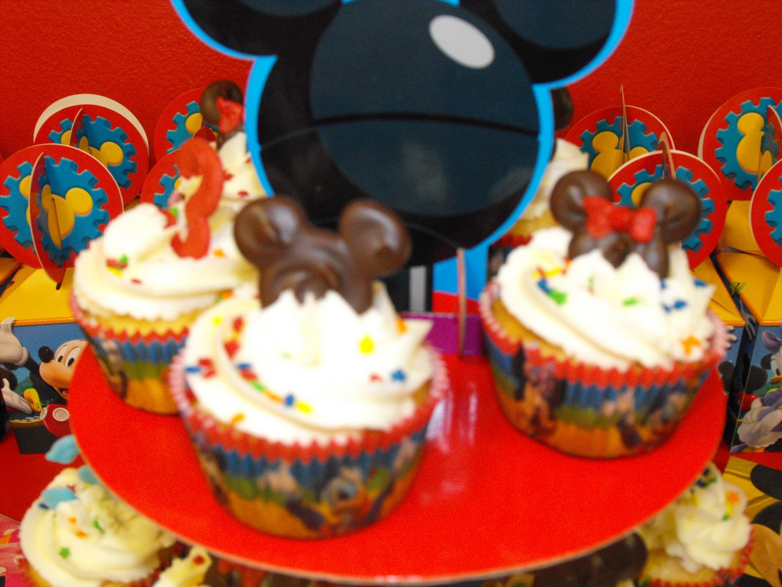 AJ's Cupcakes: Mickey & Minnie Cupcakes