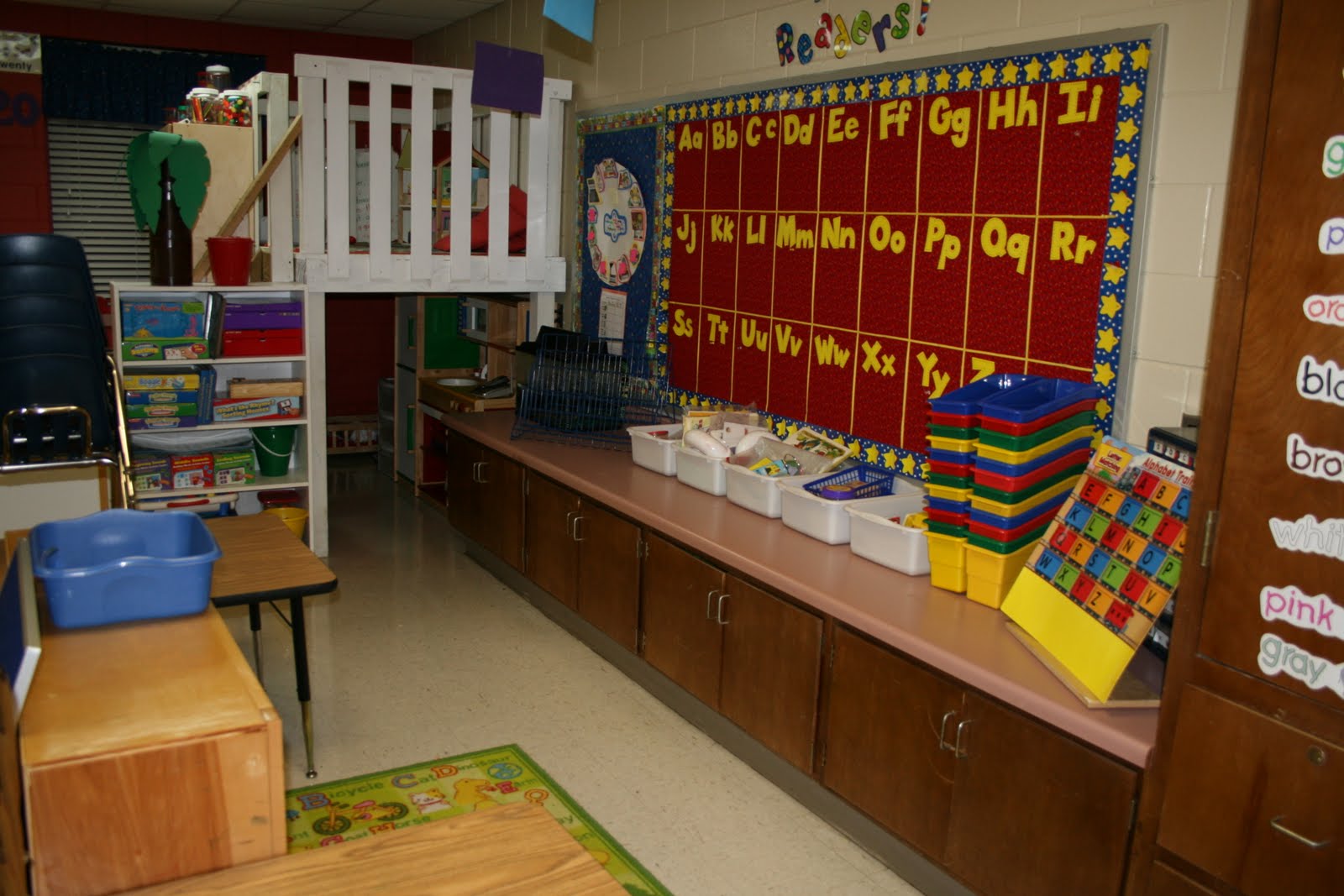 Krazy for Kindergarten Goes to 3rd!: Our Classroom