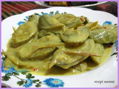 RESEPI NENNIE KHUZAIFAH: Gulai pisang muda