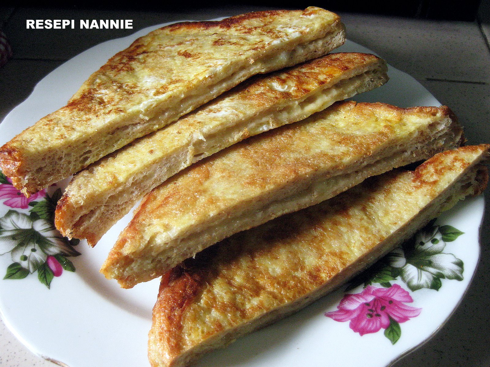 RESEPI NENNIE KHUZAIFAH: Roti telur berinti keju