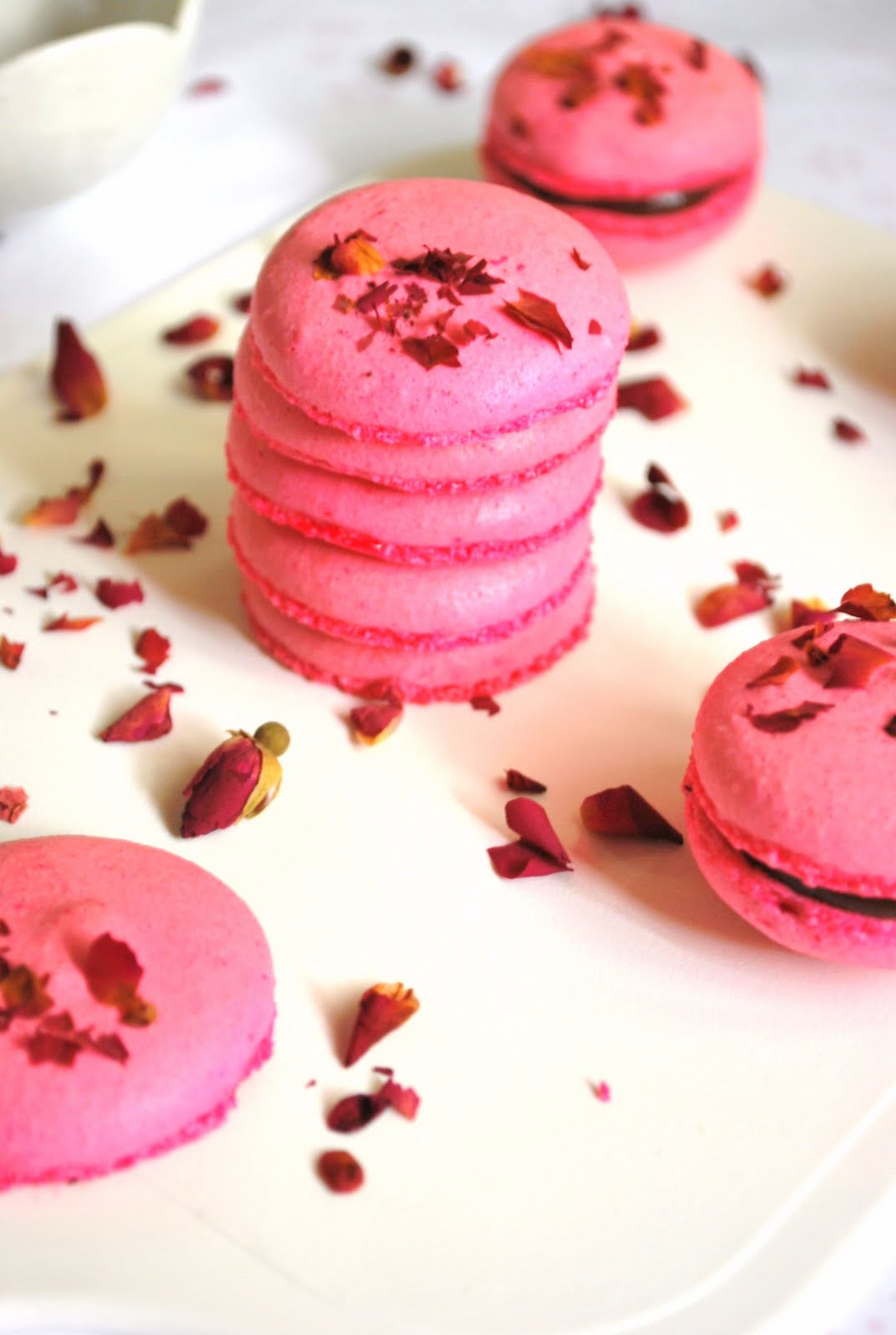 Sweets and Loves: Rose Macarons - With White or Dark Chocolate?