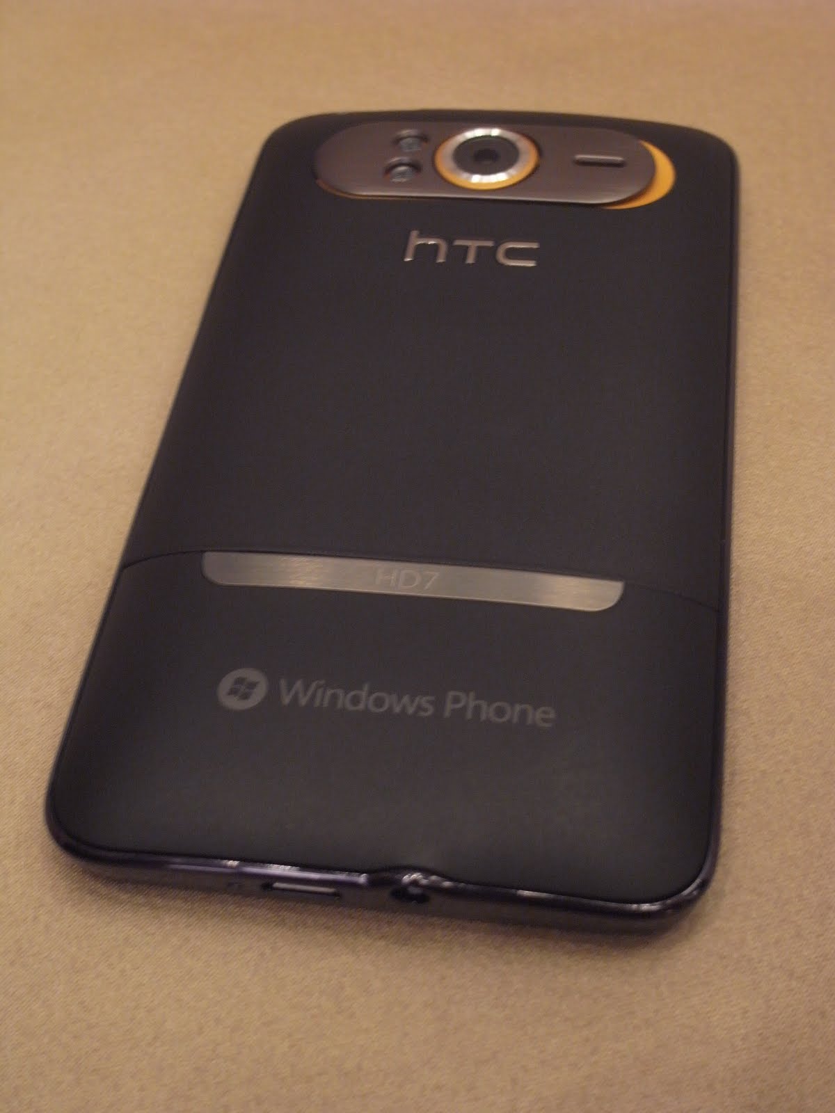 詭辯老輸執書日記簿: HTC 7 Mozart & HTC HD7外觀簡評~~~