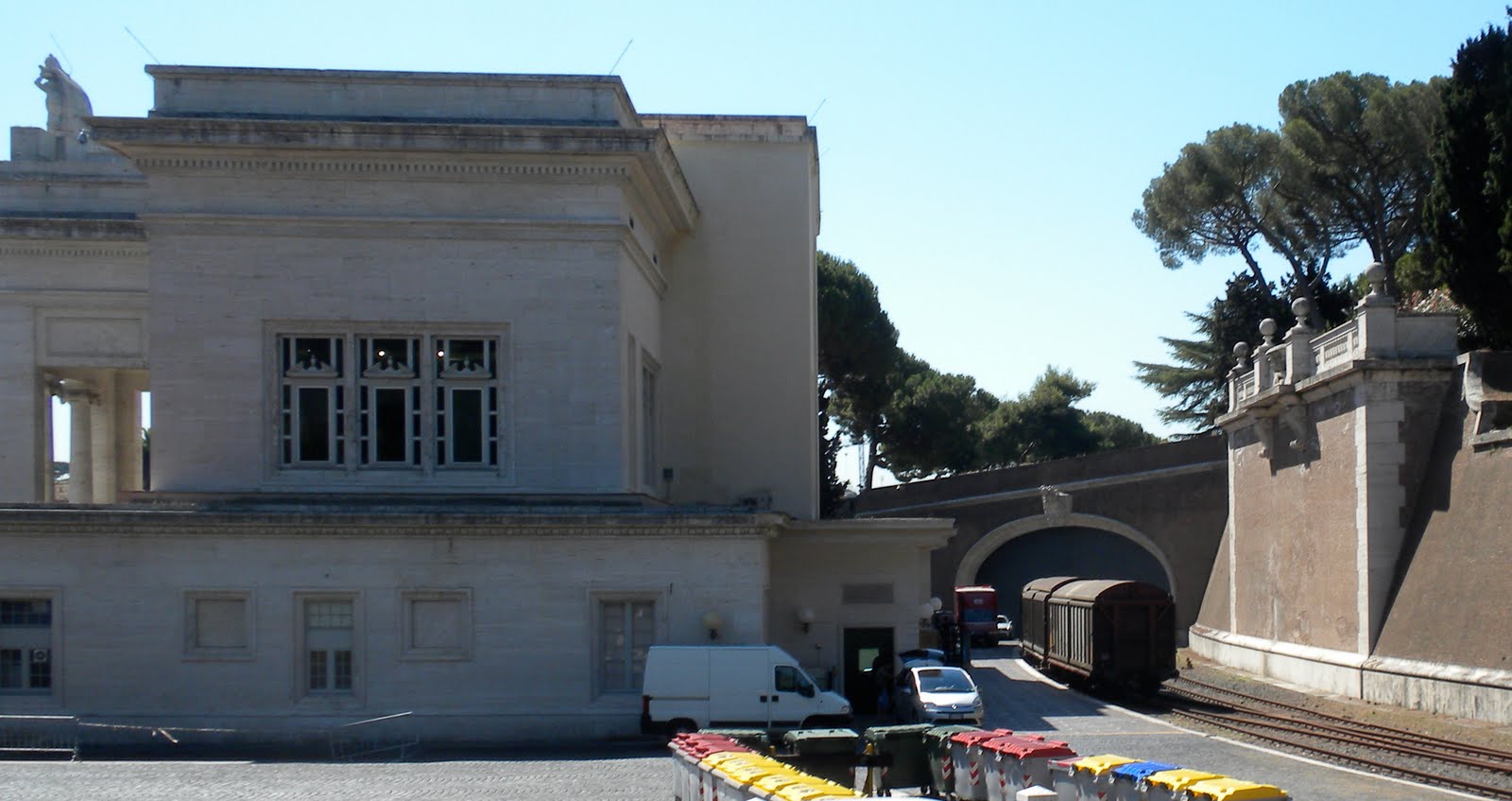 AMOROMA: Behind the Basilica