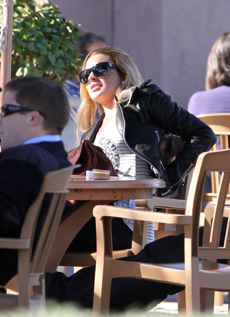 Wallpaper World: Lindsay Lohan Smokes Photos