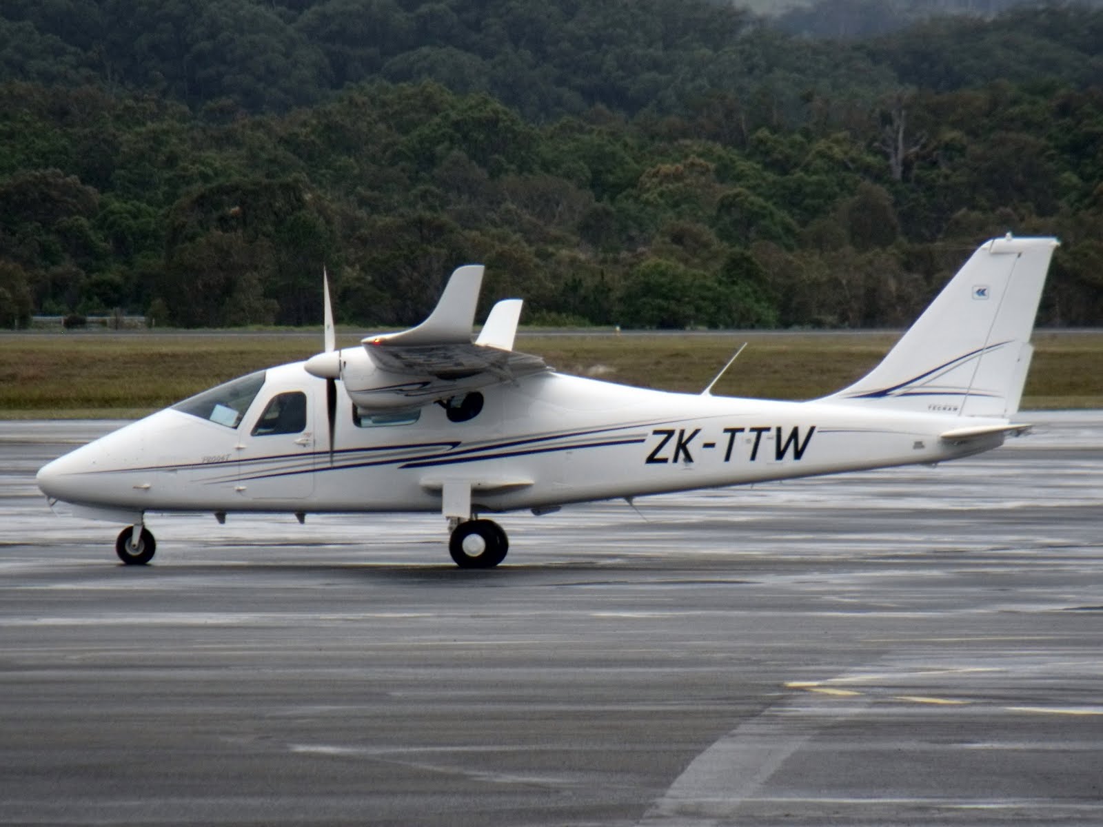 South East QLD Aviation News.: Tecnam P2006T at OOL 23AUG