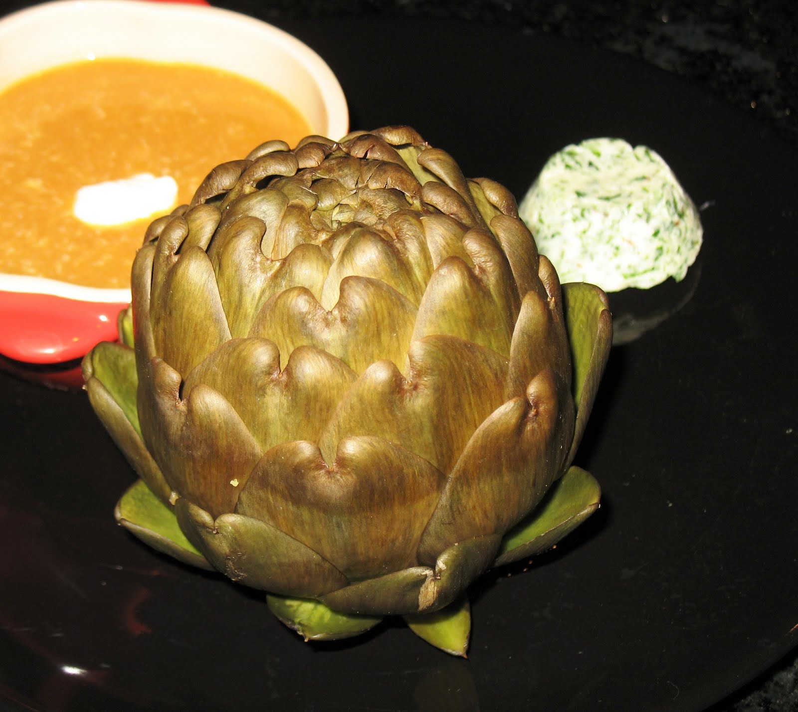 Mini Cozinha: Alcachofra com manteiga de ervas