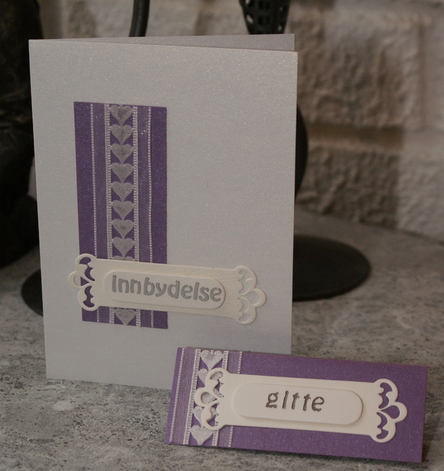 KREATIVE HENDER : Innbydelser og Bordkort