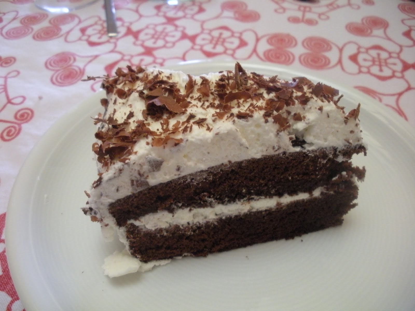 El plat blanc: Pastís de xocolata i nata