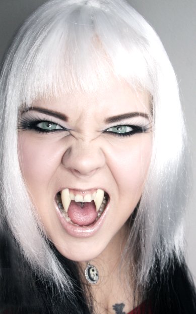 Makeup your Jangsara: Tutorial: Fangbanger