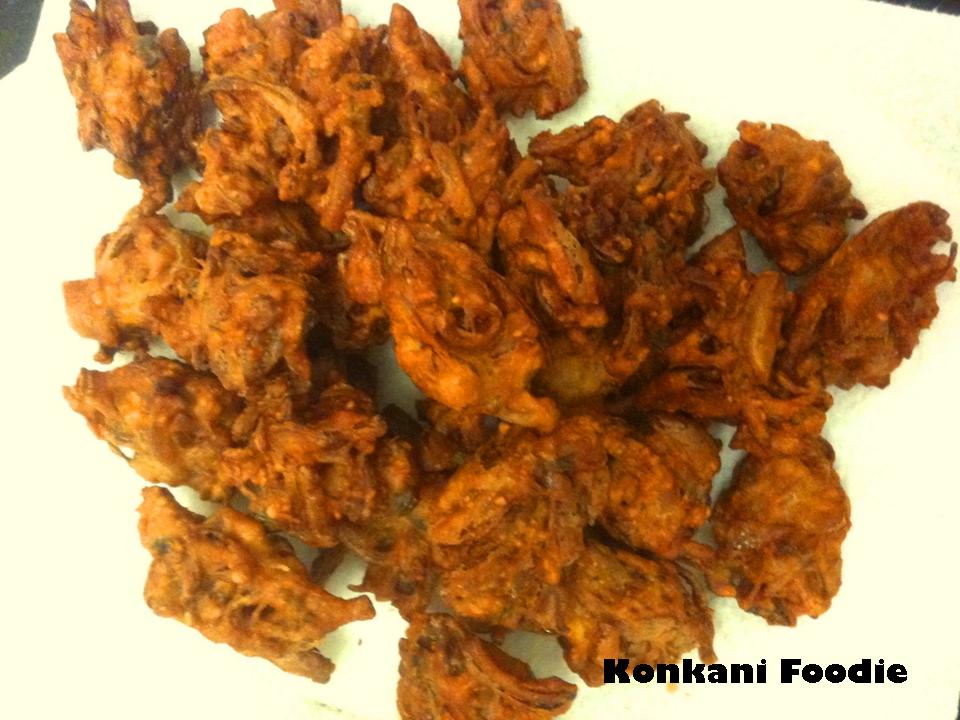 Konkani Foodie: Onion Fritters (Kandya chya Bhajya/ Piyava Bajo)