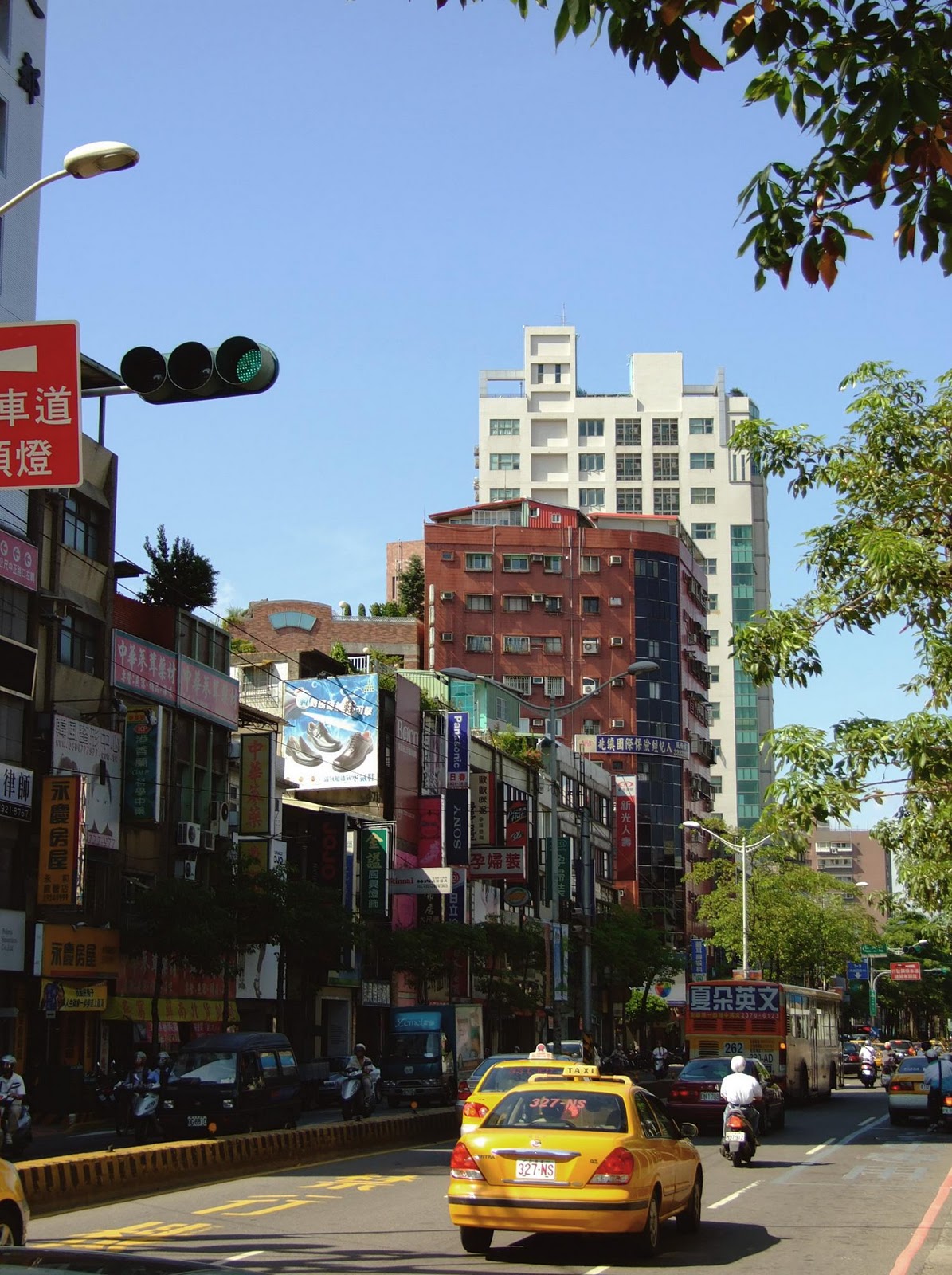 Urban Research: Towards garden city wonderlands: new town planning in ...