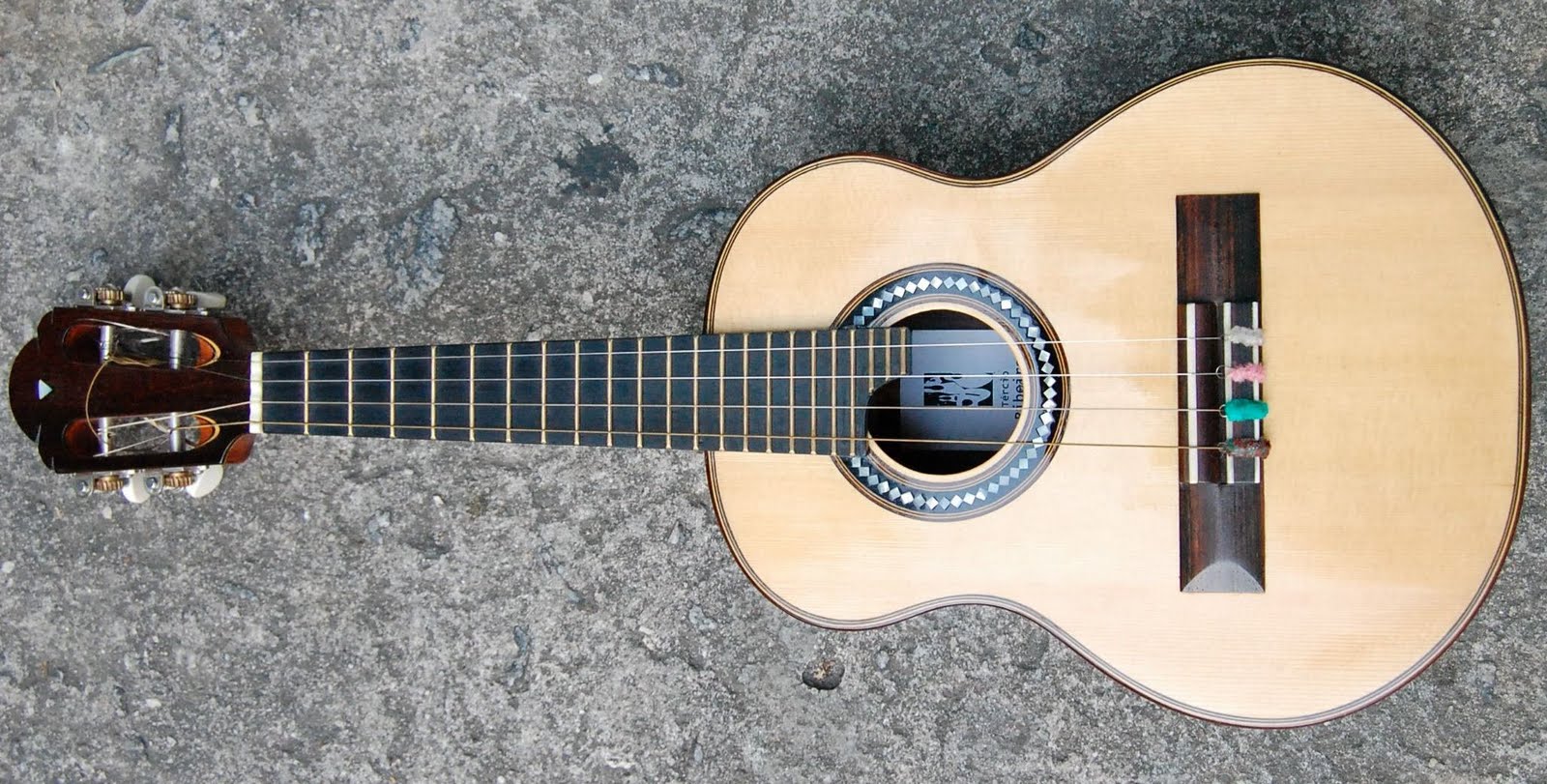 Instrumentos musicais: Cavaco...