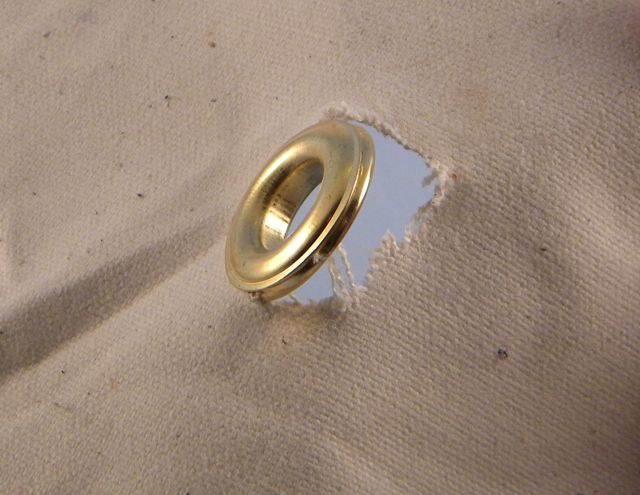 Soltar Rumos: Como reparar um rasgão ou a perda de uma ilhós?