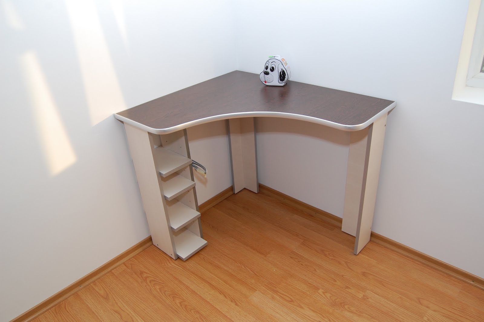 BLOGUL CU MOBILA: Un birou mic, pe coltz