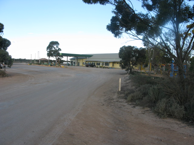 Scott's Australian adventures - The Nullarbor: Caiguna, WA - Round and ...