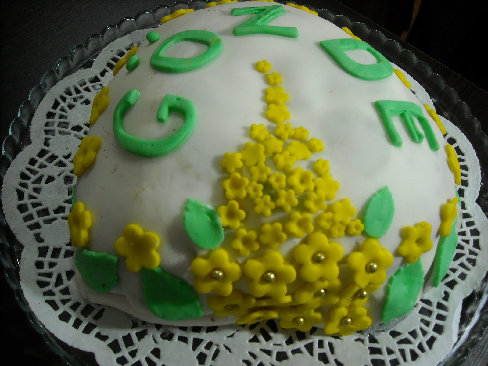 Dogum gunu pastasi (seker hamuru ile suslenmis)