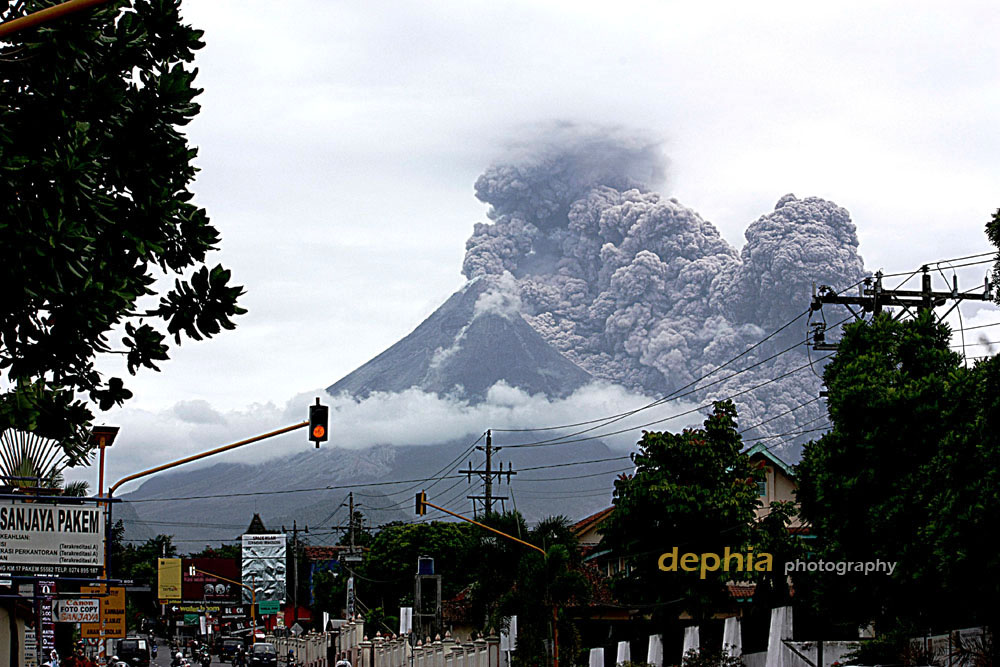 Foto Erupsi Merapi Pagi Ini, 1 November 2010