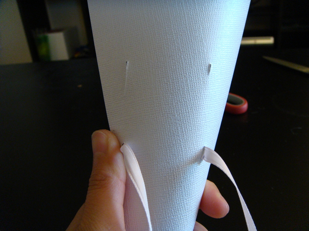 iDo-It-Myself: Wedding DIY: Ribbon-laced paper cones