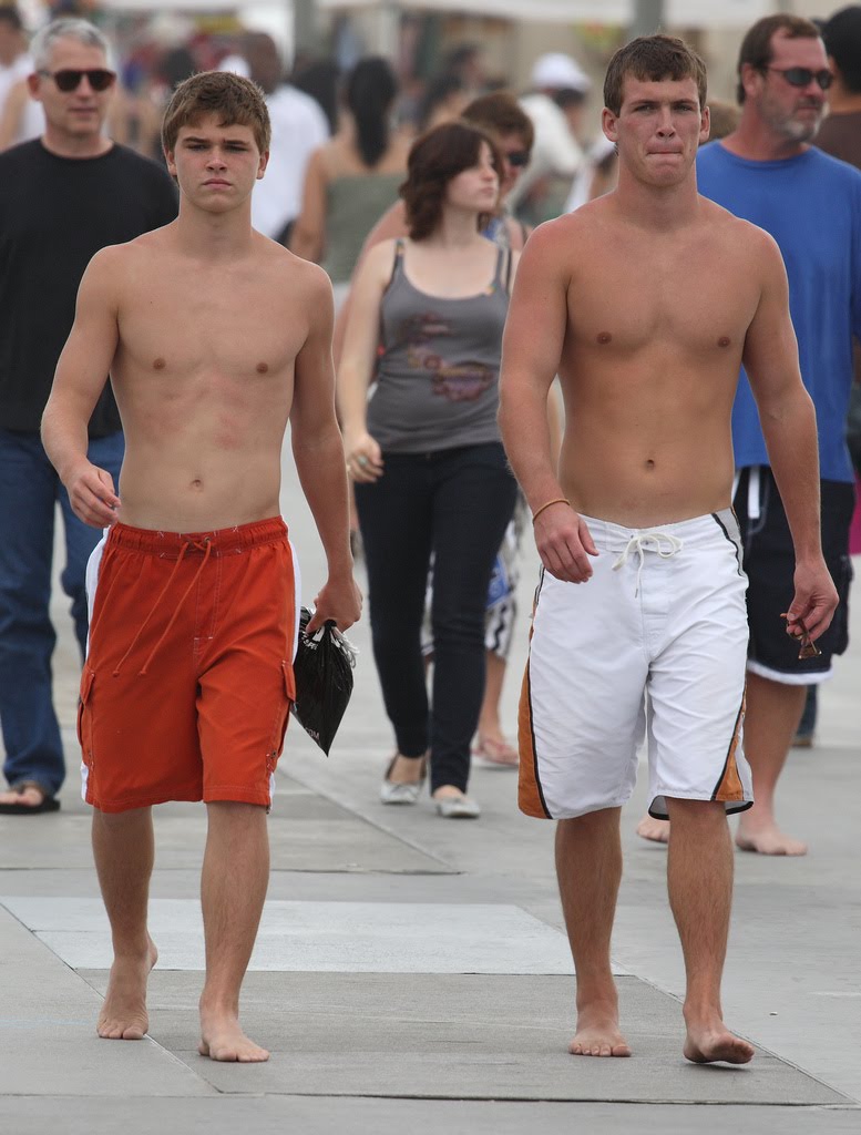 Flipflops and Boardies: Barefoot