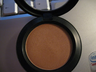 latinainglesa: MAC Trace Gold Blush...